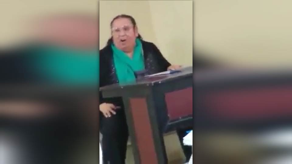 “Cállate o te mato cabrón”, le dice una maestra a su alumno | El Grillo