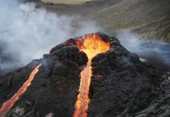 Volcán inactivo desde hace 6,000 años hace erupción | El Grillo