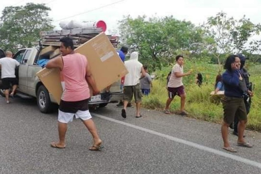 Vuelca en Tabasco un tráiler con pantallas planas: rapiñan la carga sin ... Vuelca en Tabasco un tráiler con pantallas planas: rapiñan la carga sin ...