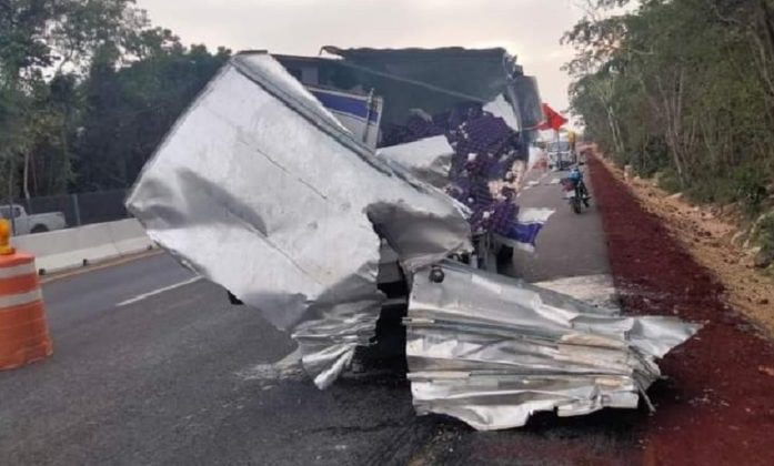 Destroza Una Camioneta Nissan Al Chocar Contra Un Tráiler Estacionado