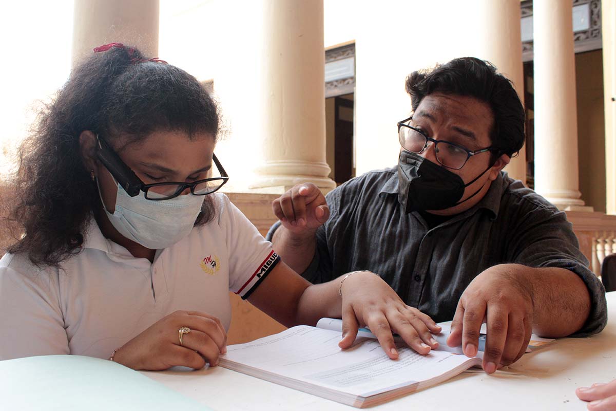 La biblioteca “Manuel Cepeda Peraza” recibe a alumnos del Orcam MyEye2 ...