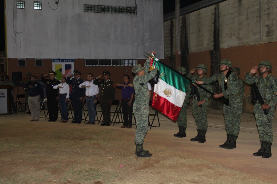 Con honores patrios, incineran dos banderas nacionales en Umán | El Grillo