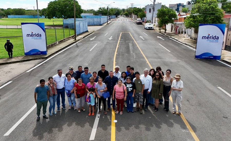 Vecinas agradecen al Alcalde Alejandro Ruz la repavimentación de una calle en San José Tecoh ...